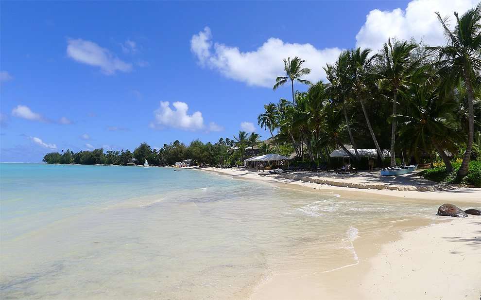 Swimming at Muri Beach - The most beautiful beach on...