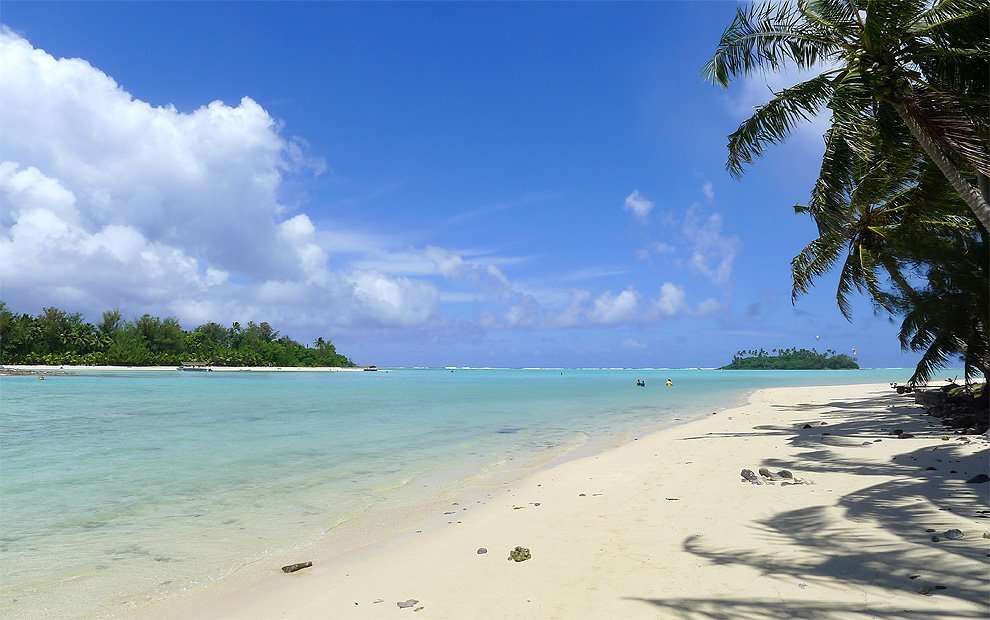 Swimming at Muri Beach - The most beautiful beach on...