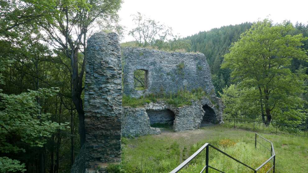 A tour of the ruins of Návarov Castle - Castle on the river Kamenice