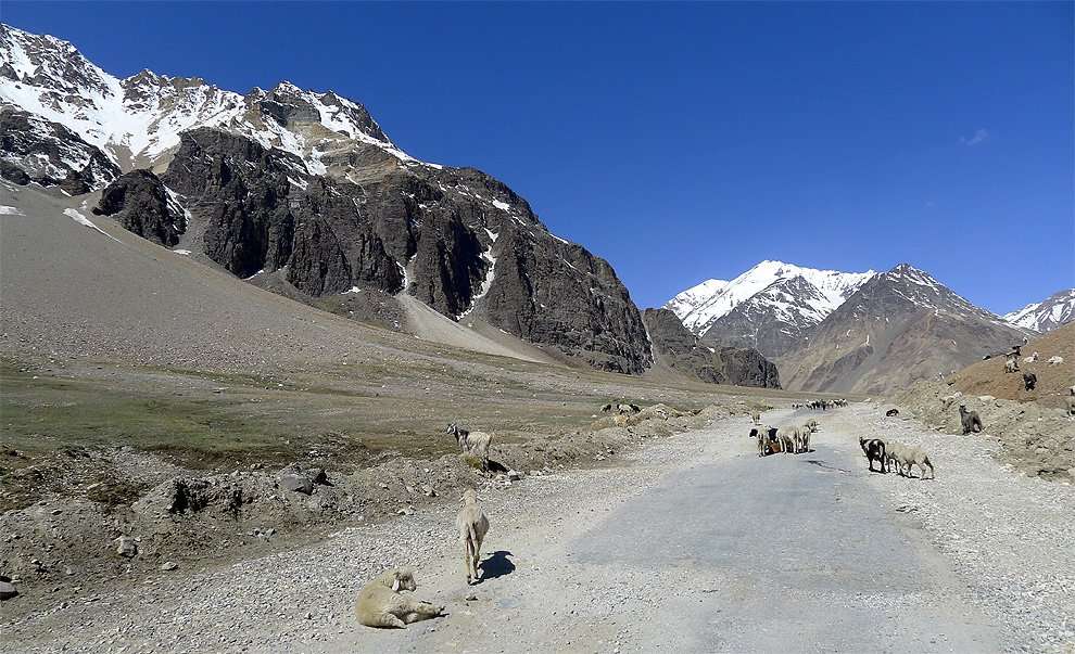 Drive across Baralacha la pass - The road through the...