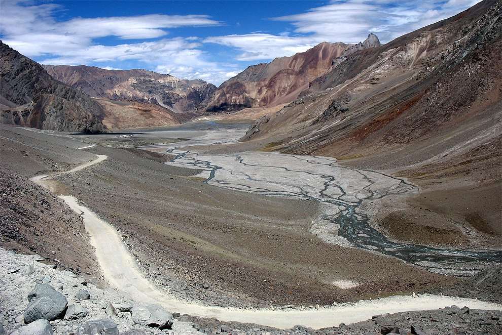 Drive across Baralacha la pass - The road through the...