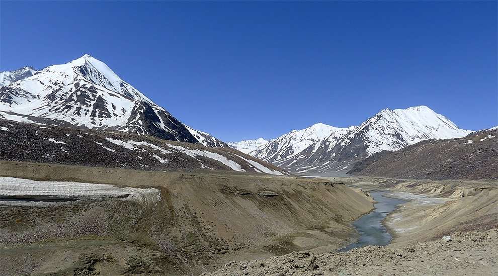 Drive across Baralacha la pass - The road through the...