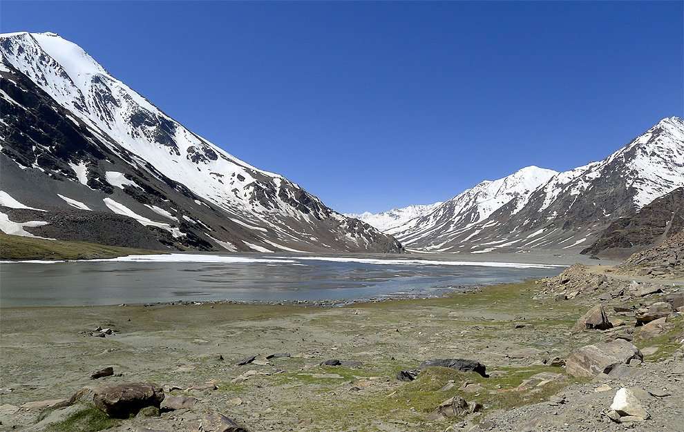 Drive across Baralacha la pass - The road through the...