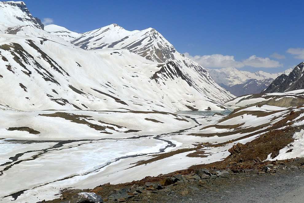 Drive across Baralacha la pass - The road through the...