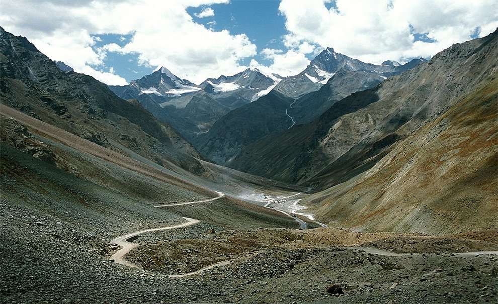 Drive across Baralacha la pass - The road through the...
