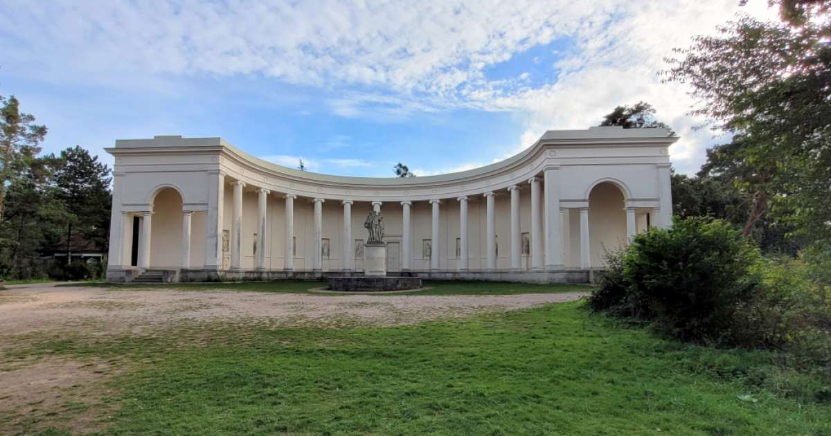 Temple of the Three Graces - Semicircular column colonnade